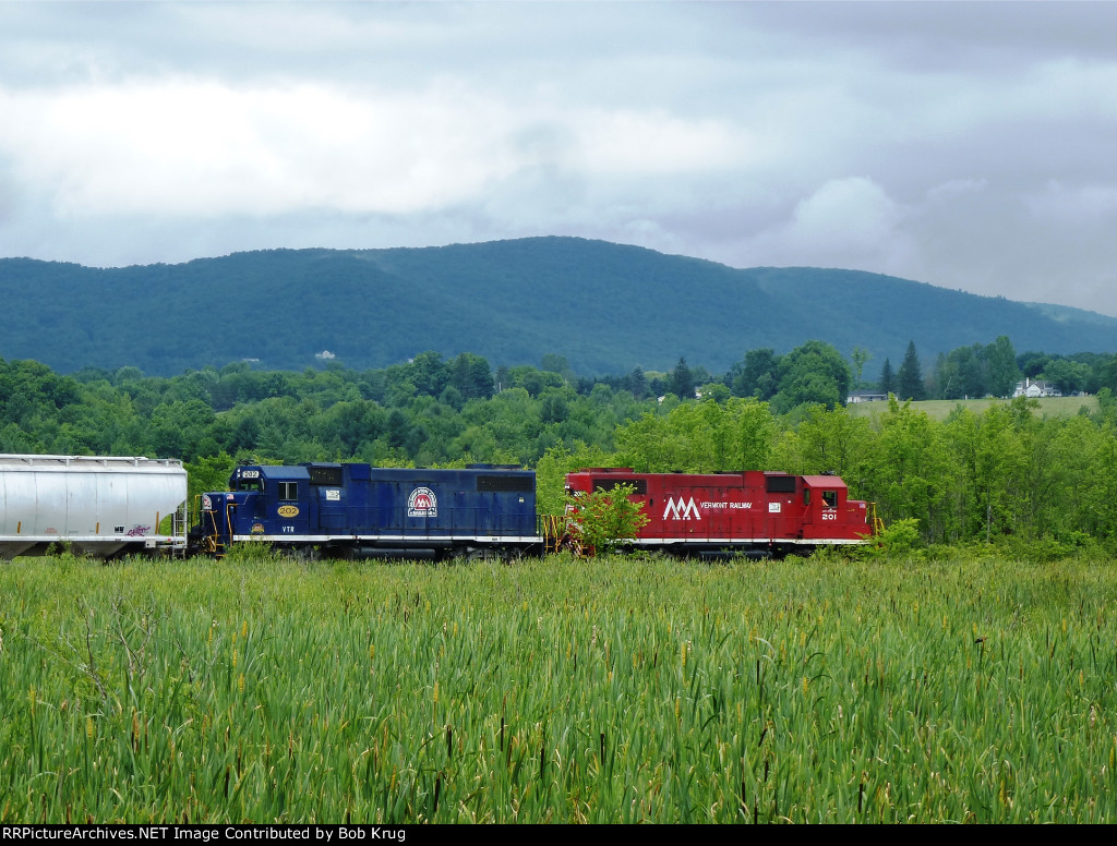 VTR 201 heads the Pan Am interchange train northbound